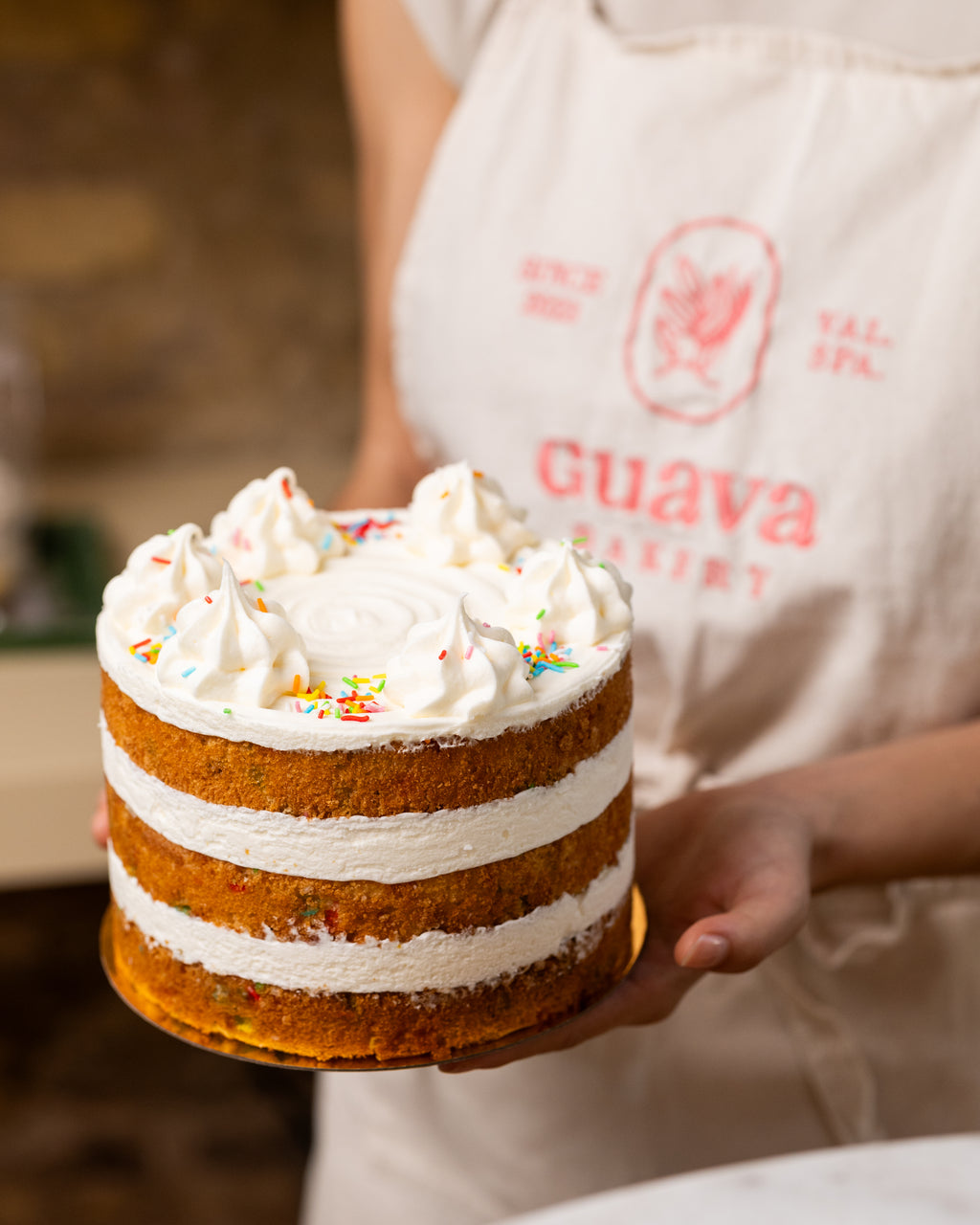 Birthday Cake americana con funfetti y frosting cremoso | Guava Bakery